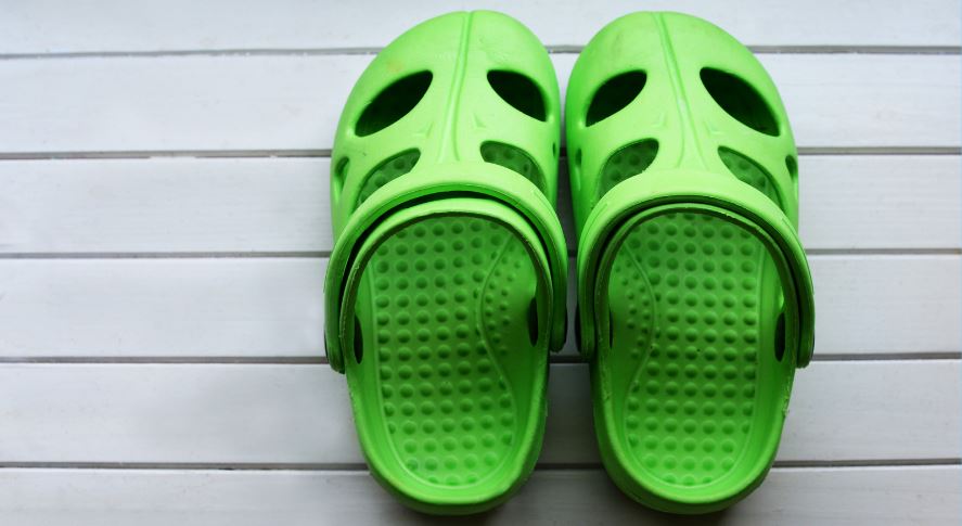 How to Clean Crocs Effectively? | How To Cleaning Blog